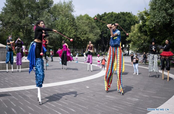 Día Mundial de Andar con Zancos | PLD AL DIA
